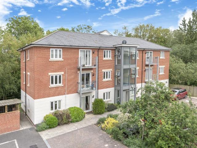3 bedroom flat for sale