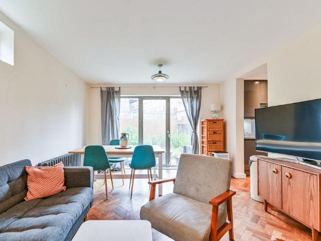 3 bedroom flat for sale