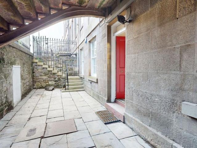 3 bedroom flat for sale