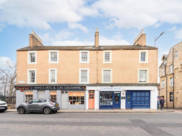 3 bedroom flat for sale