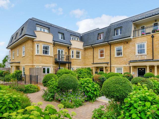 3 bedroom flat for sale