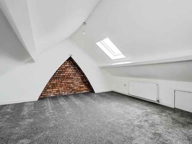 3 bedroom flat for sale