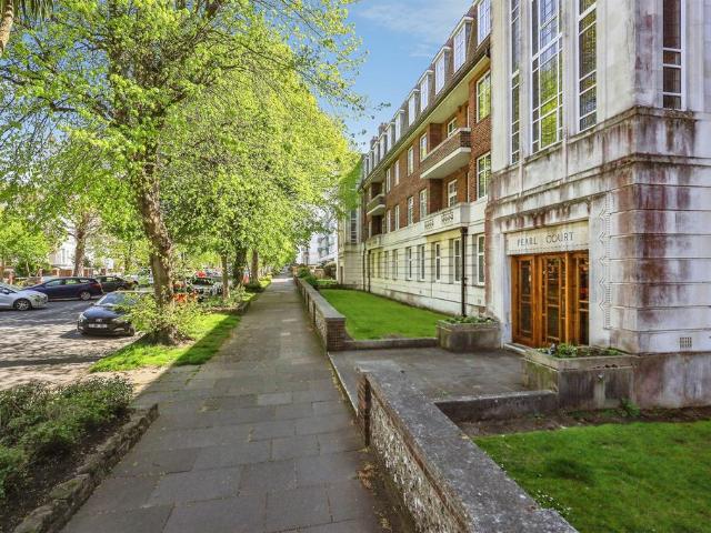 3 bedroom flat for sale