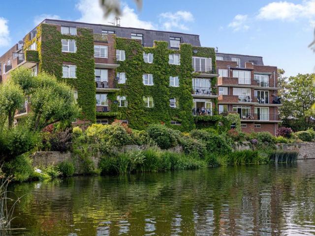 3 bedroom flat for sale