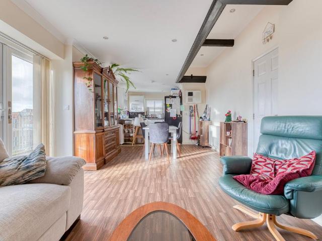 3 bedroom flat for sale