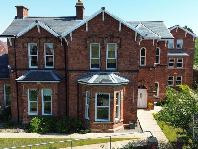 3 bedroom flat for sale