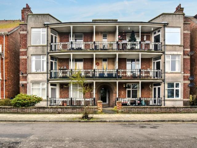 3 bedroom flat for sale