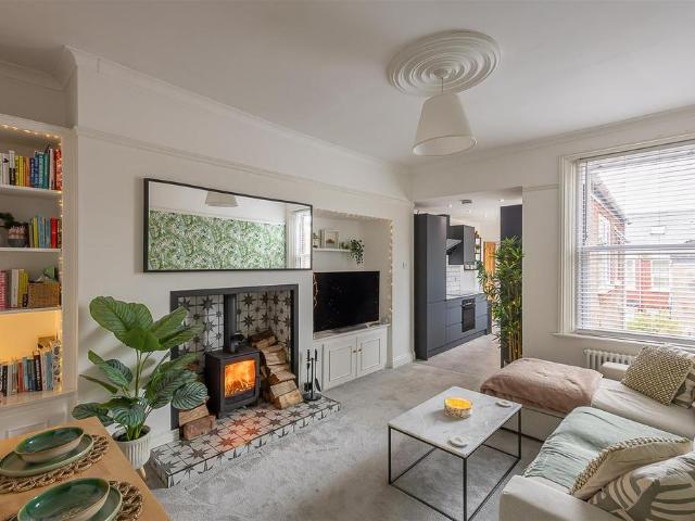 3 bedroom flat for sale