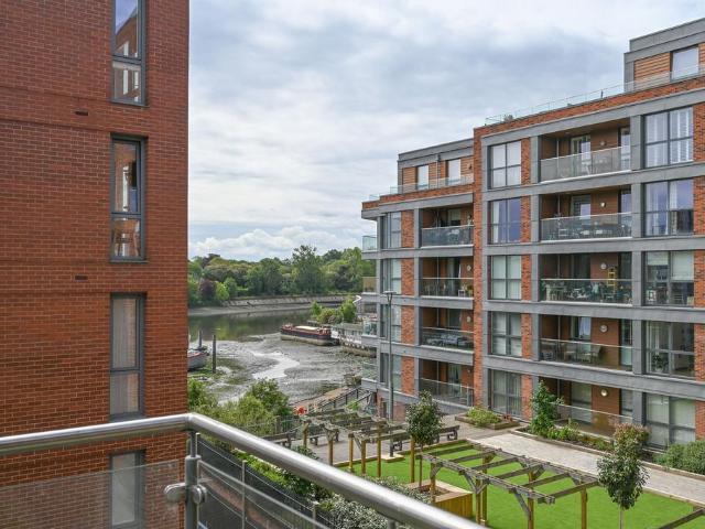 3 bedroom flat for sale