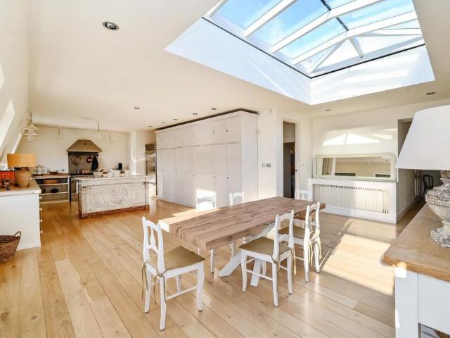 3 bedroom flat for sale