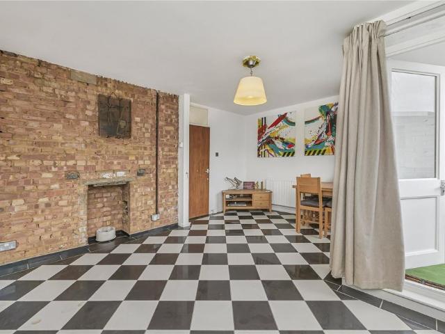 3 bedroom flat for sale