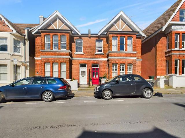 3 bedroom flat for sale