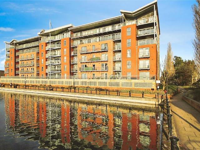 3 bedroom flat for sale