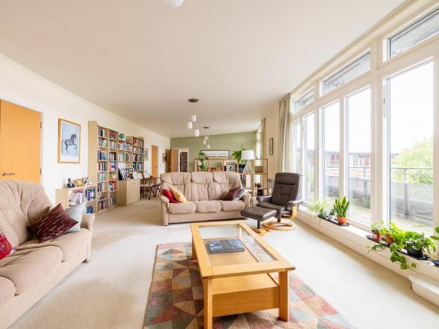 3 bedroom flat for sale