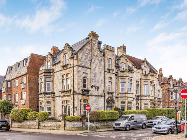 3 bedroom flat for sale