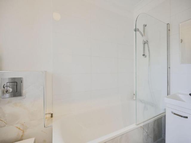 3 bedroom flat for sale