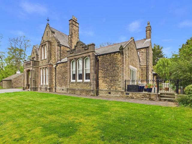 3 bedroom flat for sale