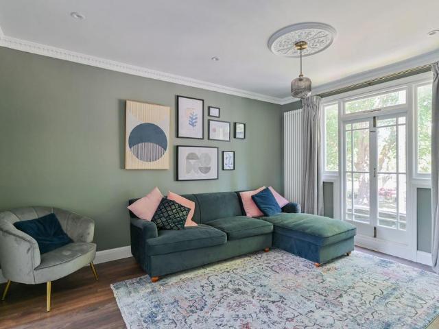 3 bedroom flat for sale