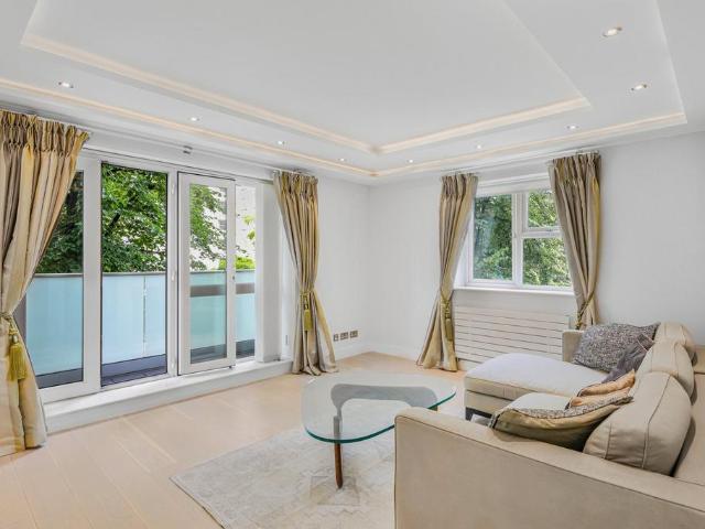 3 bedroom flat for sale