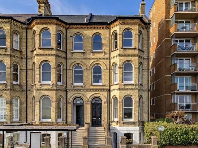 3 bedroom flat for sale