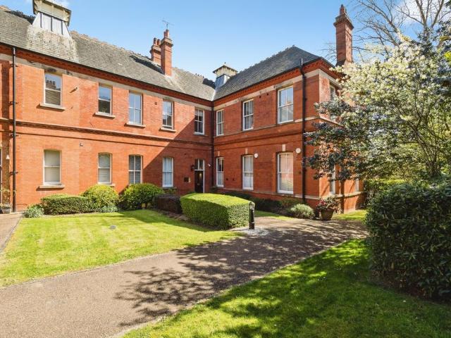 3 bedroom flat for sale