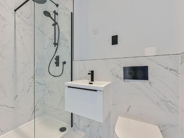 3 bedroom flat for sale