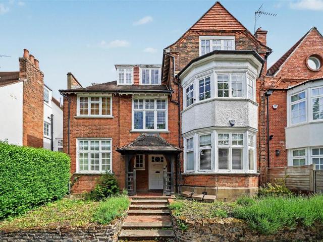 3 bedroom flat for sale