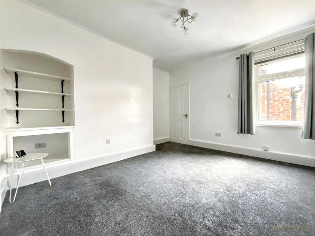 3 bedroom flat for sale