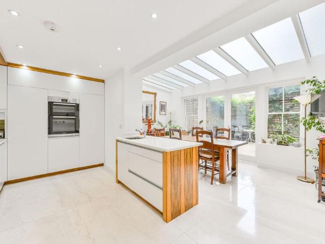 3 bedroom flat for sale