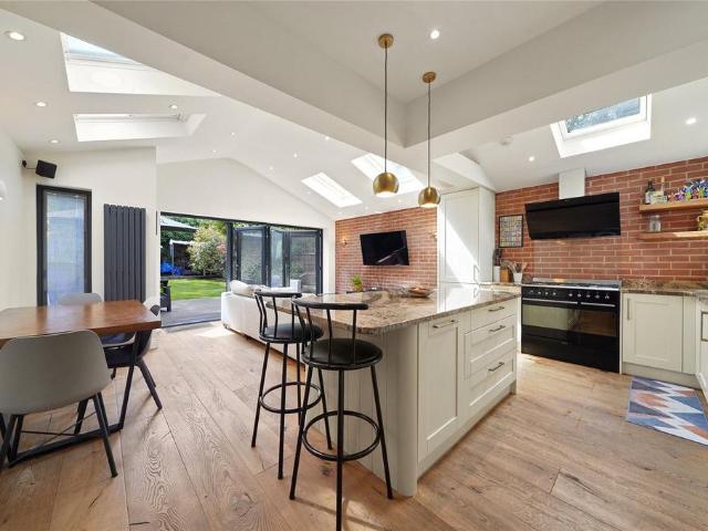 3 bedroom flat for sale