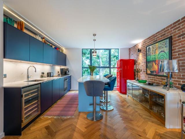 3 bedroom flat for sale