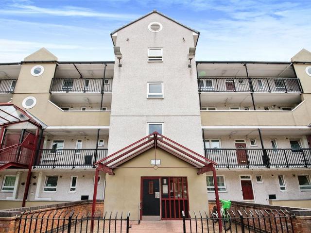 3 bedroom flat for sale