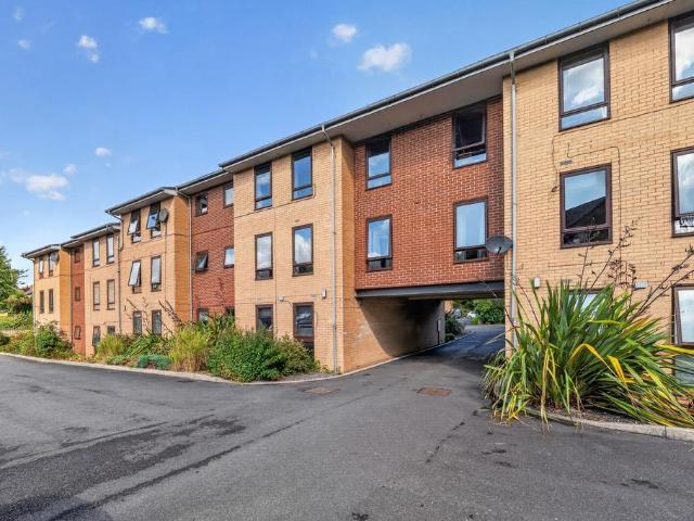 3 bedroom flat for sale