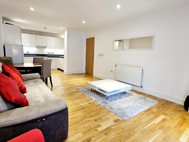 3 bedroom flat for sale