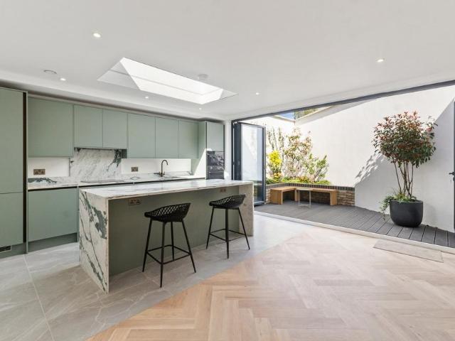 3 bedroom flat for sale