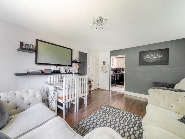 3 bedroom flat for sale