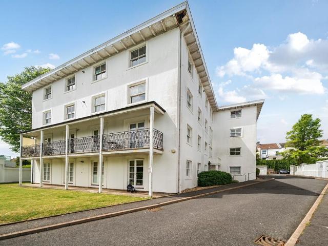 3 bedroom flat for sale