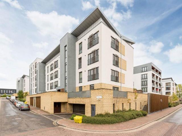 3 bedroom flat for sale