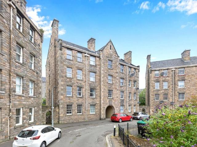 3 bedroom flat for sale