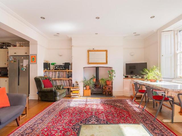 3 bedroom flat for sale