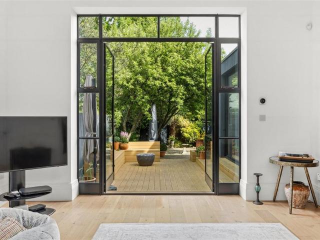 3 bedroom flat for sale