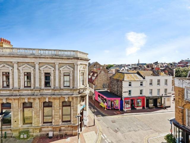 3 bedroom flat for sale