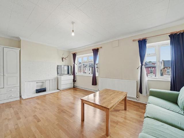 3 bedroom flat for sale