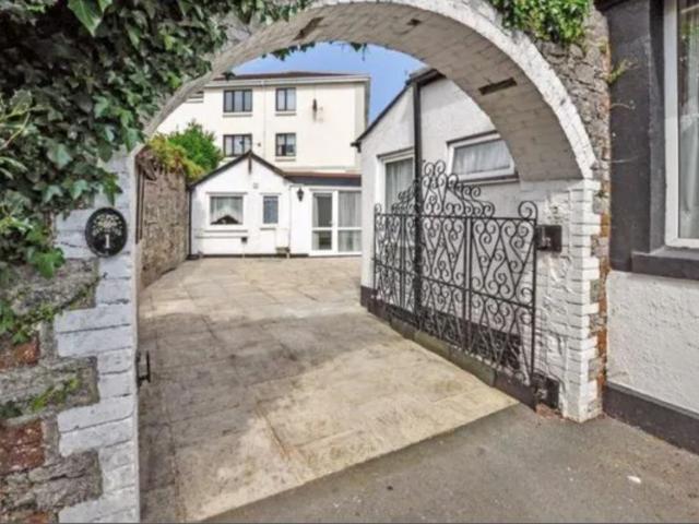 3 bedroom flat for sale