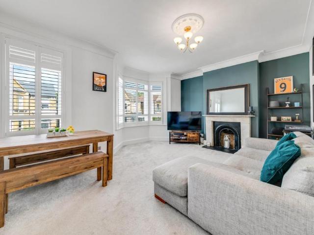 3 bedroom flat for sale