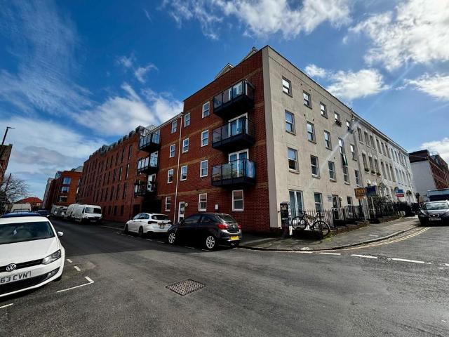 3 bedroom flat for sale