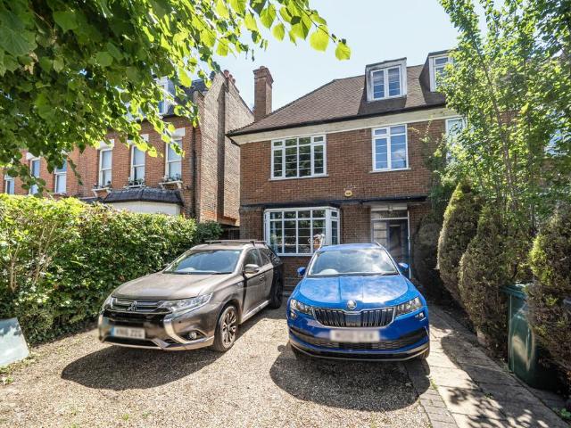 3 bedroom flat for sale