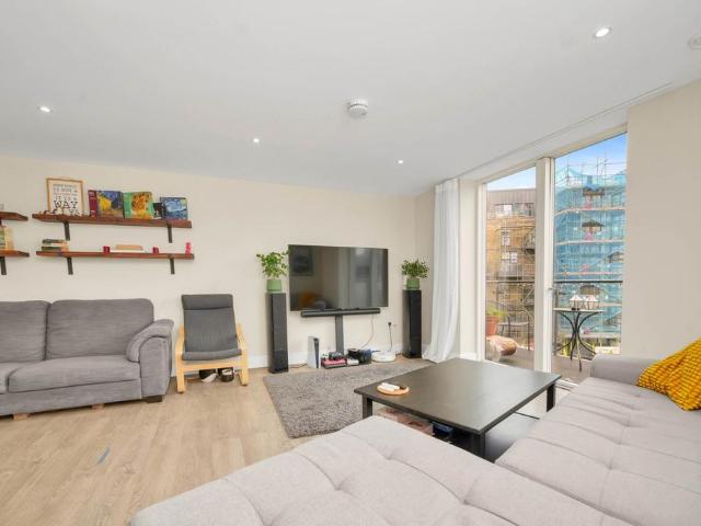 3 bedroom flat for sale