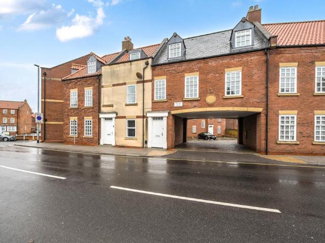 3 bedroom flat for sale