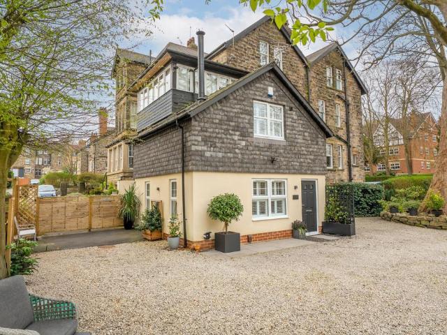 3 bedroom flat for sale